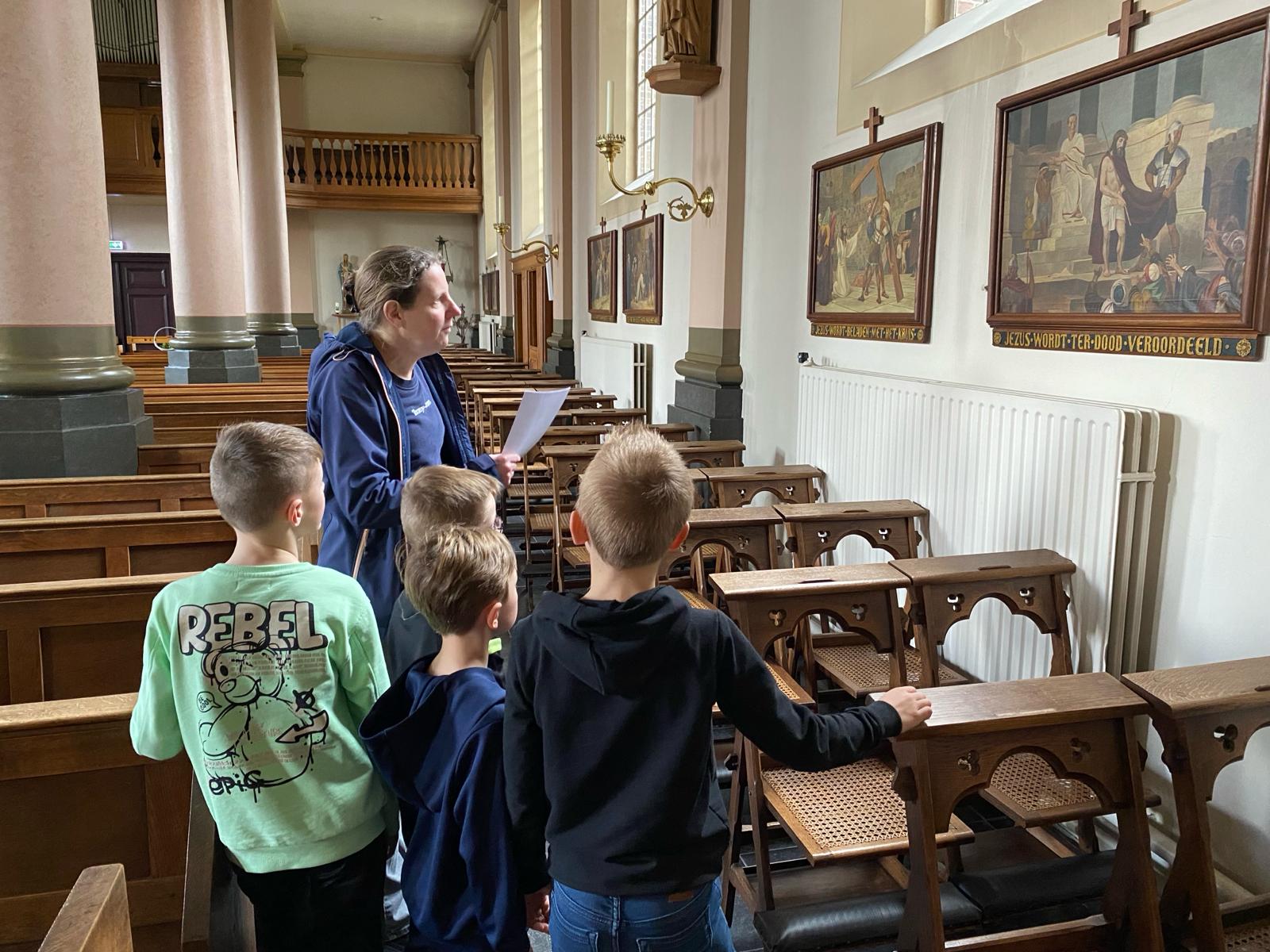 Communicantjes Achtmaal bezoeken kerk in de Goede Week - Parochie ...